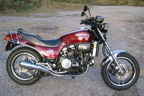 1982 Honda VF750S V45 Sabre - Moto.ZombDrive.COM
