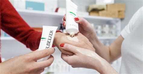 실내 개인 관리 건강 돌보다 라이프스타일 럭셔리 로션 매끄러운 모이스처라이저 못 부드러운 브랜드 없는 비즈니스 빨간 손톱 상점 선반 손