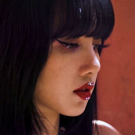 Lisa Side Profil Blackpink