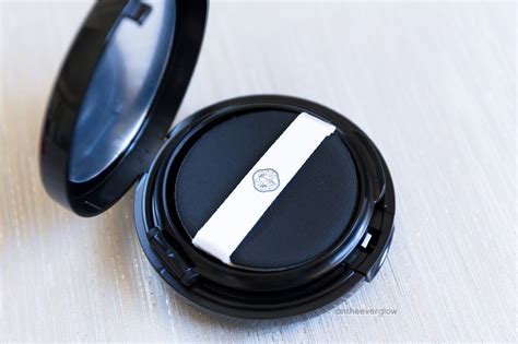 Review: Shiseido Synchro Skin Glow Cushion Compact in Ochre 20 | On The ...