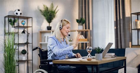 현대 노트북에서 화상 회의 중에 말하고 몸짓을 하는 특별한 도움이 필요한 매력적인 여성 집에 있는 동안 원격으로 일하는 젊은 금발 사진 Unsplash의 앉아 이미지