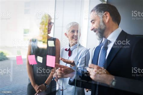 사업가 사무실에서 회의 하는 동안 회의실에서 함께 논의 경영자에 대한 스톡 사진 및 기타 이미지 경영자 기업 문화 기업 비즈니스 Istock