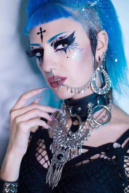 Retrato De Una Chica Gótica Con Cabello Azul Y Maquillaje Foto Premium