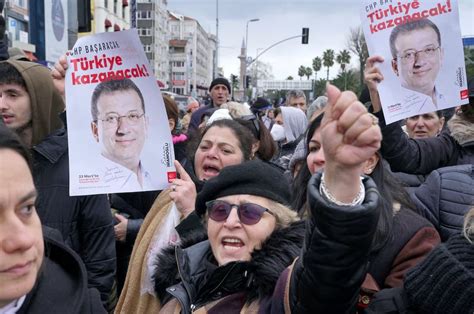 Арест за основния опонент на Ердоган кметът на Истанбул обзор