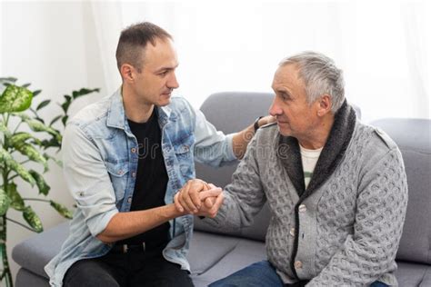 Retrato Del Abuelo Y Su Nieto Adolescente Sonriendo Fondo Blanco