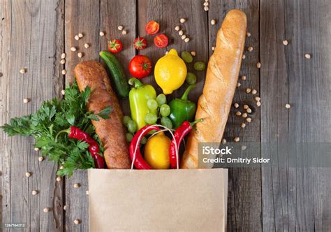 복사 공간이있는 나무 테이블 상단보기에 다른 음식으로 가득 찬 종이 식료품 가방 0명에 대한 스톡 사진 및 기타 이미지 0명 가득 찬 가방 Istock