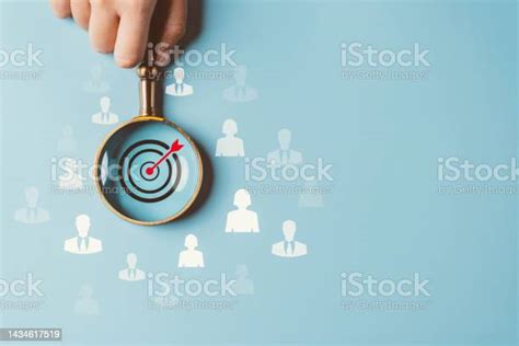 Hrm 또는 인적 자원 관리 돋보기 유리는 인간 개발 채용 리더십 및 고객 대상 그룹 개념에 대한 직원 아이콘 중 하나인 관리자 비즈니스 아이콘에 중점을 둡니다 채용에 대한