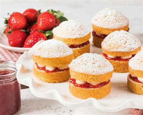 Mini Victoria Sponge Cakes Movers And Bakers