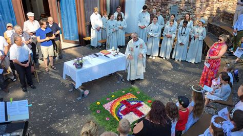 Fronleichnam Gottesdienst Prozession Und Ein Schönes Kleines