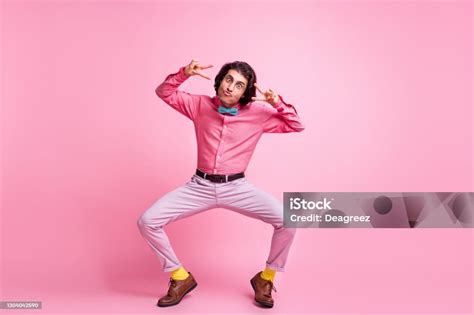 V사인 고립 된 핑크 컬러 배경을 보여주는 펑키 쾌활한 브루넷 헤어 맨 댄스의 전체 길이 사진 남자에 대한 스톡 사진 및 기타 이미지 Istock