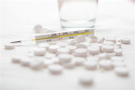 온도가 37도인 수은 의료 온도계는 약용 정제와 물 한 잔 사이에 있습니다 건강 개념 0명에 대한 스톡 사진 및 기타 이미지 0명 37 감기와 독감 Istock