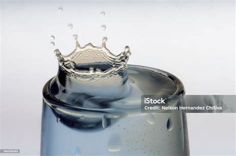 텍스트를 위한 공간이 있는 흰색 배경에 유리에 물이 튀다 0명에 대한 스톡 사진 및 기타 이미지 0명 3차원 형태 긍정적인 감정 표현 Istock