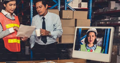 창고 직원은 저장 창고에 있는 컴퓨터 스크린에 화상 통화에 이야기합니다 온라인 소프트웨어 기술은 인터넷 네트워크에서 가상 전화 회의를 통해 물류 공장에서 일하는 사람들을