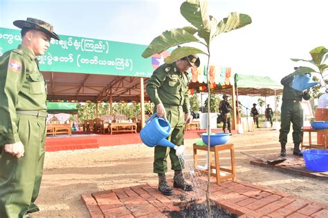 တပ်မတော်ကာကွယ်ရေးဦးစီးချုပ် ဗိုလ်ချုပ်မှူးကြီး မင်းအောင်လှိုင်သည