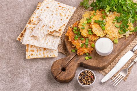 수 제 전통 감자 팬케이크 빈티지 커팅 보드에 바 삭 바 삭 그리츠 하누카 축 하 음식 감자 요리에 대한 스톡 사진 및 기타 이미지 감자 요리 강판에 갈기 건강한