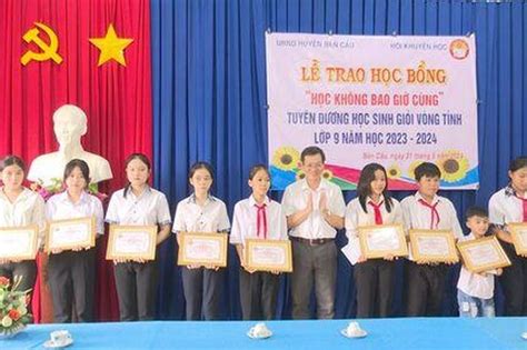 Bến Cầu Trao học bổng Học không bao giờ cùng Báo Tây Ninh
