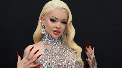 Katja Krasavice Hält Nackten Hintern Aus Dem Auto Prosieben