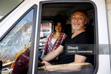 중성인 결혼 한 부부는 캠핑카 밴으로 여행하는 동안 모험을 즐깁니다 2명에 대한 스톡 사진 및 기타 이미지 2명 50 54세 관광객 Istock