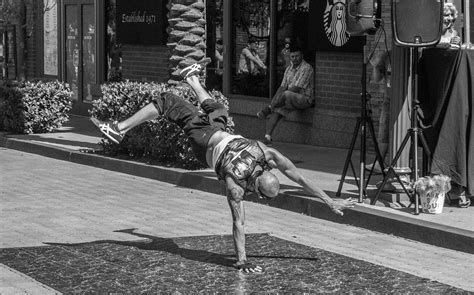 무료 이미지 검정색과 흰색 도로 화이트 거리 사진술 운동 동작 검은 단색화 공연 예술 포즈를 취하는 조각 미술 시원한 하부 구조 자유형