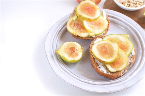 신선한 녹색 무화과 샌드위치 Canapes 회색 소박한 접시 Wholegrain 빵 염소 치즈 건강 한 먹는 개념 전채 격리 된