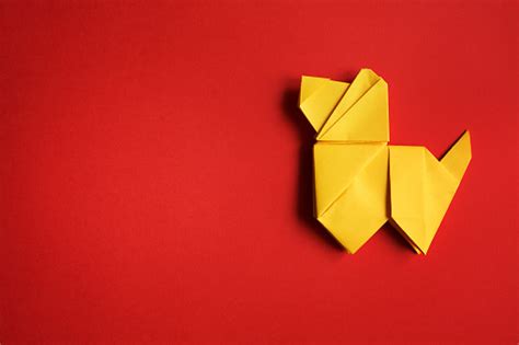 붉은 종이 바탕에 노란색 접힌된 종이 접기 개입니다 수평 휴가 엽서 포스터 배너 서식 파일입니다 복사 텍스트 글자를 위한 빈 공간입니다 0명에 대한 스톡 사진 및 기타