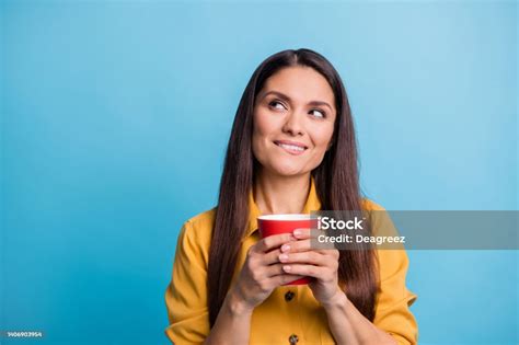 밝은 파란색 배경에 고립 된 음료와 함께 머그잔을 유지하는 빈 공간을 바라 보는 꿈꾸는 여성의 사진 초상화 갈색 머리에 대한 스톡 사진 및 기타 이미지 Istock