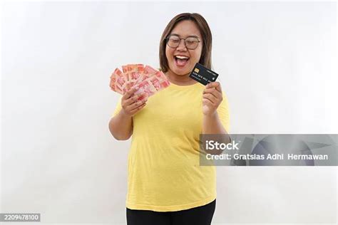 금융과 돈 개념 행복 한 젊은 아시아 여자 현금과 신용 카드 기뻐하는 미소 흰색 스튜디오 배경에 포즈를 취하다 25 29세에 대한 스톡 사진 및 기타 이미지 Istock