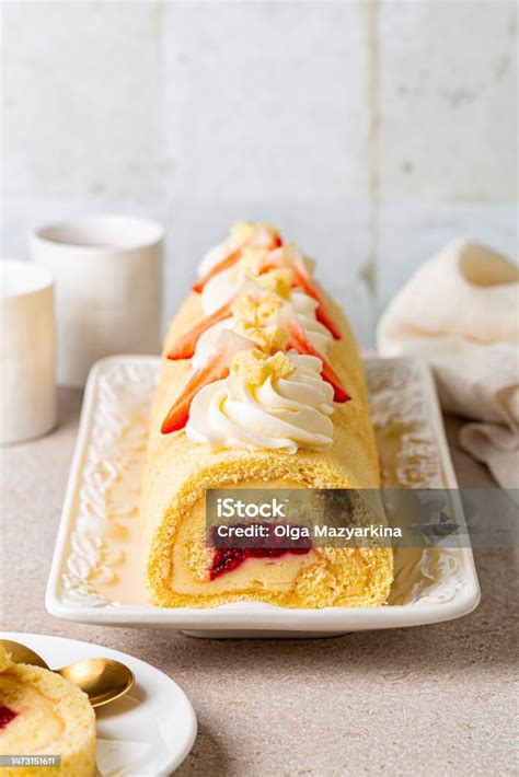 스위스 또는 젤리 롤 케이크 크림 롤 룰 레이드 또는 스위스 로그 휘핑 크림 치즈와 딸기로 장식 된 커스터드 크림과 베리 젤리로 채워진 롤 스폰지 케이크 세로 0명에 대한