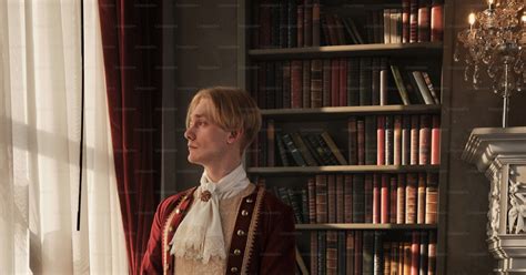 빨간 제복을 입은 남자가 창문 앞에 서 있다 사진 Unsplash의 왕자 이미지