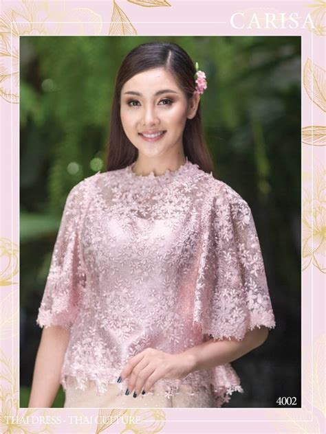 Honey Shop เสื้อลูกไม้ดีไซด์หรูหรา ออกแบบแขนระบายทรงค้างคาว ช่วงเอวเข้ารูป ดูผอมเพียว ชายเสื้อ