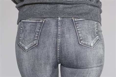 Chica Sexy En Jeans Cabeza Femenina En Vaqueros Ajustados Imagen De Archivo Imagen De Caderas