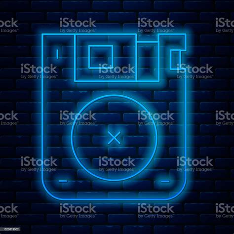 벽돌 벽 배경에 격리 된 컴퓨터 데이터 저장 아이콘에 대한 빛나는 네온 라인 플로피 디스크 디스켓 기호입니다 벡터 고풍스런에 대한 스톡 벡터 아트 및 기타 이미지 Istock