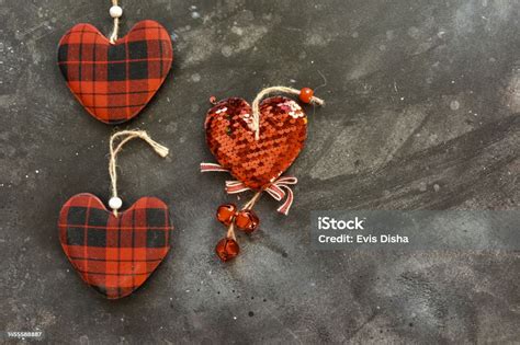 검은 배경에 작은 빨간 하트의 상위 보기입니다 발렌타인 데이 생일 휴일 파티에 대 한 배경입니다 공간을 복사합니다 세로 사진 0명에 대한 스톡 사진 및 기타 이미지 Istock