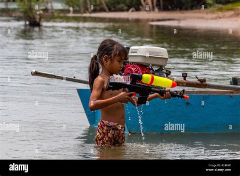 Don Det Laos April 25 2018 Shirtless Girl Playing With A Water