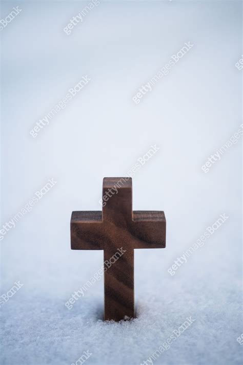 십자가 부활절 고난주간 사순절 나무십자가 설경 눈 이미지 A11115479 게티이미지뱅크