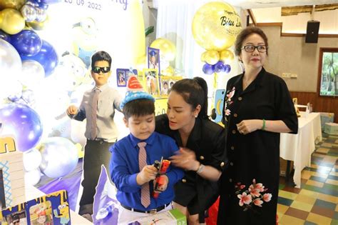 Ảnh nét căng Nhật Kim Anh cụng ly khoác tay mẹ chồng cũ sao