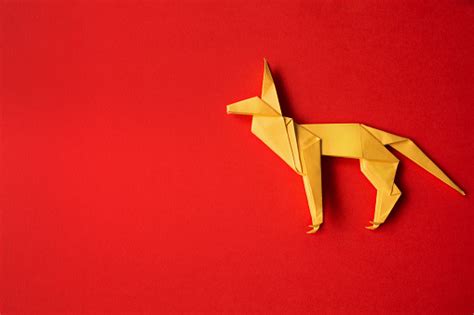 붉은 종이 바탕에 노란색 접힌된 종이 접기 개입니다 수평 휴가 엽서 포스터 배너 서식 파일입니다 복사 텍스트 글자를 위한 빈 공간입니다 0명에 대한 스톡 사진 및 기타