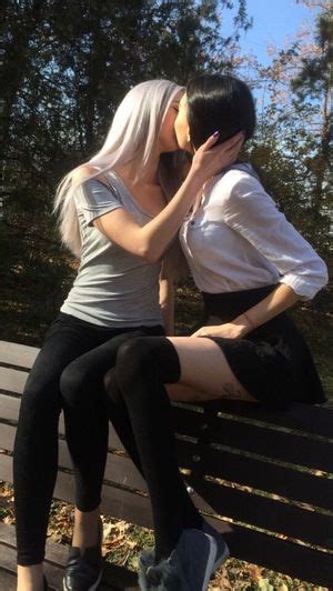 Zornhau Sapphic Snogging