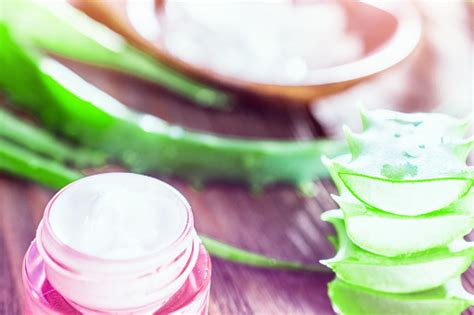 알로에 베라 젤 암 염 미네랄 나무 바탕에 크림 피부 유기농 스킨 케어 고 민감한 피부를 위한 천연 화장품 알로에 베라 잎을 썬 대체 의학 스파와 스킨 케어 개념 건강관리와