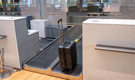 비행기 수화물 접수를 위해 준비중인 검정색 여행가방 Foto De Stock Adobe Stock