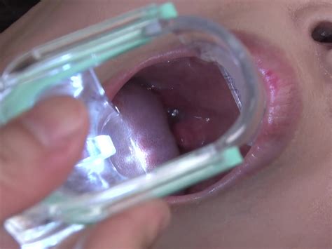 2 Model Girls Uvula Throat Play