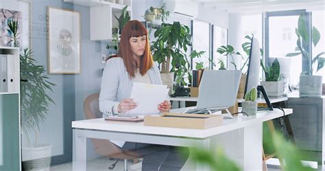 전문적인 프로젝트 관리를 위해 사무실에서 디자이너 여성과 함께 관리 컴퓨터 및 문서 미션 연구 및 기술 창조적 인 직장에서 진지한 빨간 머리 디자인 임원과 함께 35 39