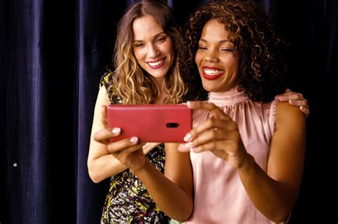 어떤 파티에서 셀카를 찍는 두 명의 행복한 아름다운 사업가 2명에 대한 스톡 사진 및 기타 이미지 2명 30 39세 35 39세 Istock