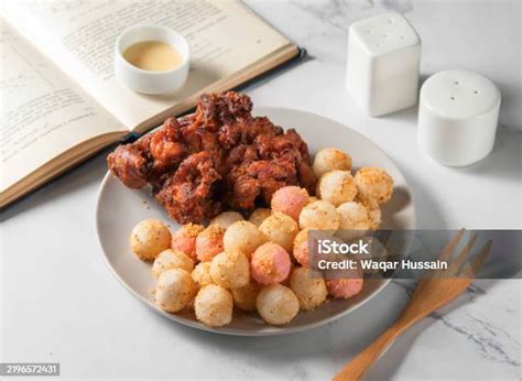 프라이드 치킨 허벅지 스테이크와 소스를 곁들인 볶음 주먹밥은 냅킨 측면에 고립 된 포크와 함께 접시에 제공됩니다 대만 음식의 모습 0명에 대한 스톡 사진 및 기타 이미지