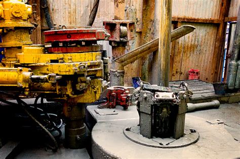 근해 석유 의장 노동자 웰 헤드 플랫폼에서 천공 오일과 가스를 위한 공구 및 장비를 준비 합니다 드릴 파이프 연결을 구성 합니다 스탠드 사이에서 드릴 파이프 연결을 위한