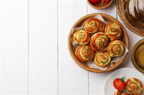 신선한 맛있는 퍼프 페이스트리는 흰색 나무 테이블에 차와 토마토와 함께 제공됩니다 텍스트를 위한 공간 0명에 대한 스톡 사진 및