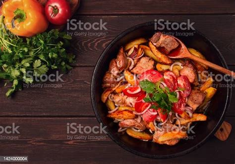 Ojakhuri 전통적인 그루지야 어 요리 고기와 함께 튀긴 감자 점토 프라이팬 전망 사람 없음 수제 0명에 대한 스톡 사진 및 기타 이미지 Istock