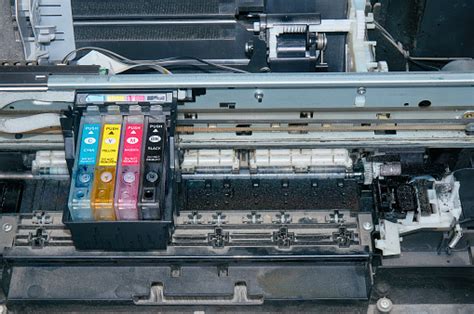 오래 된 더러운 잉크 제트 프린터를 분해 내부 부품의 보기입니다 공학에 대한 스톡 사진 및 기타 이미지 공학 기술자 기업 재무와 산업 Istock