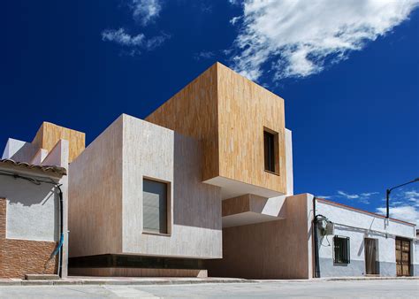 OOIIO Architecture S Staggered And Stone Clad Block House