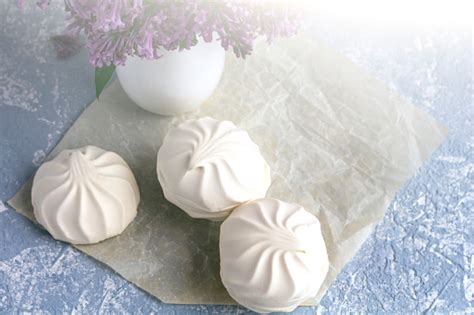 라일락 꽃과 마시멜로와 낭만적 인 정물 생활 정원에서 봄날 간식 차 또는 커피 휴식과 함께 제공되는 디저트 고풍스런에 대한 스톡 사진 및 기타 이미지 Istock